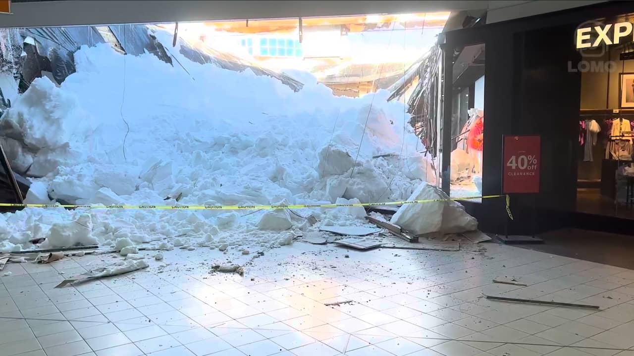 Winkelcentrum in VS bedolven onder sneeuw na instorten dak | NU.nl