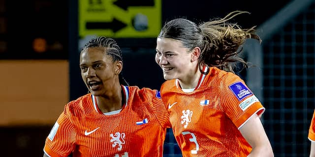 Van Asten (19) straalt na 'bizar' debuut in Oranje: 'Zakte door benen ...