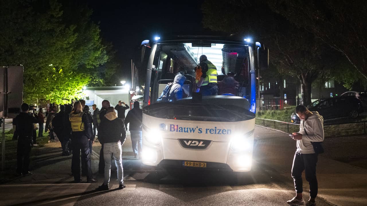 Nog geen oplossing voor vanavond in Ter Apel, asielzoekers liggen in ...