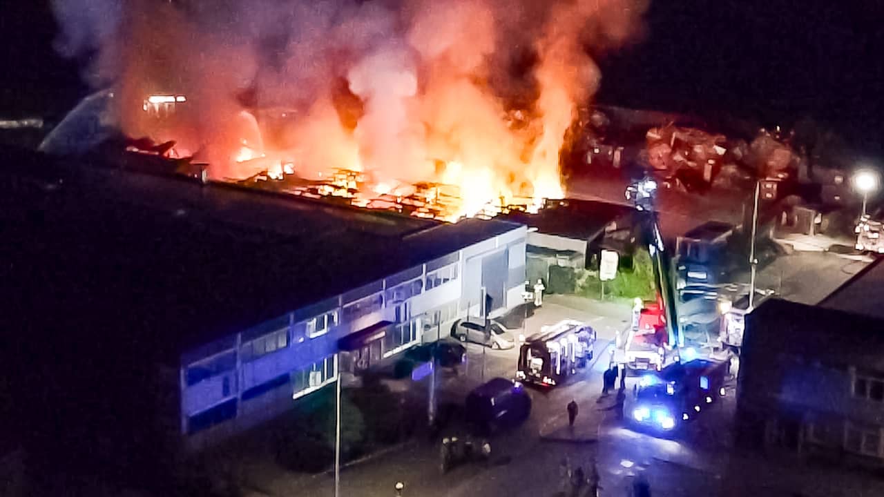 Drone filmt grote brand die bedrijfshal verwoest in Zutphen | NU.nl