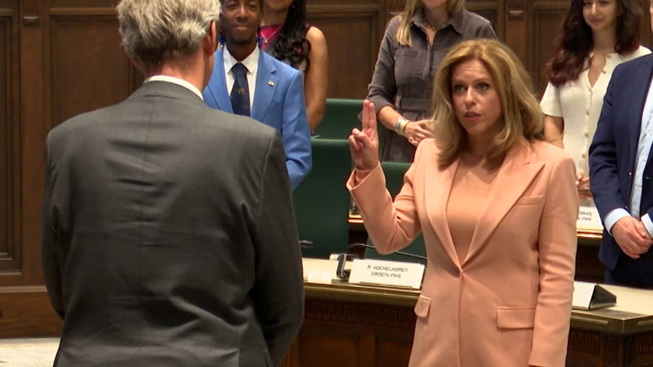 Carola Schouten beëdigd als burgemeester van Rotterdam: 'Hier ben ik ...