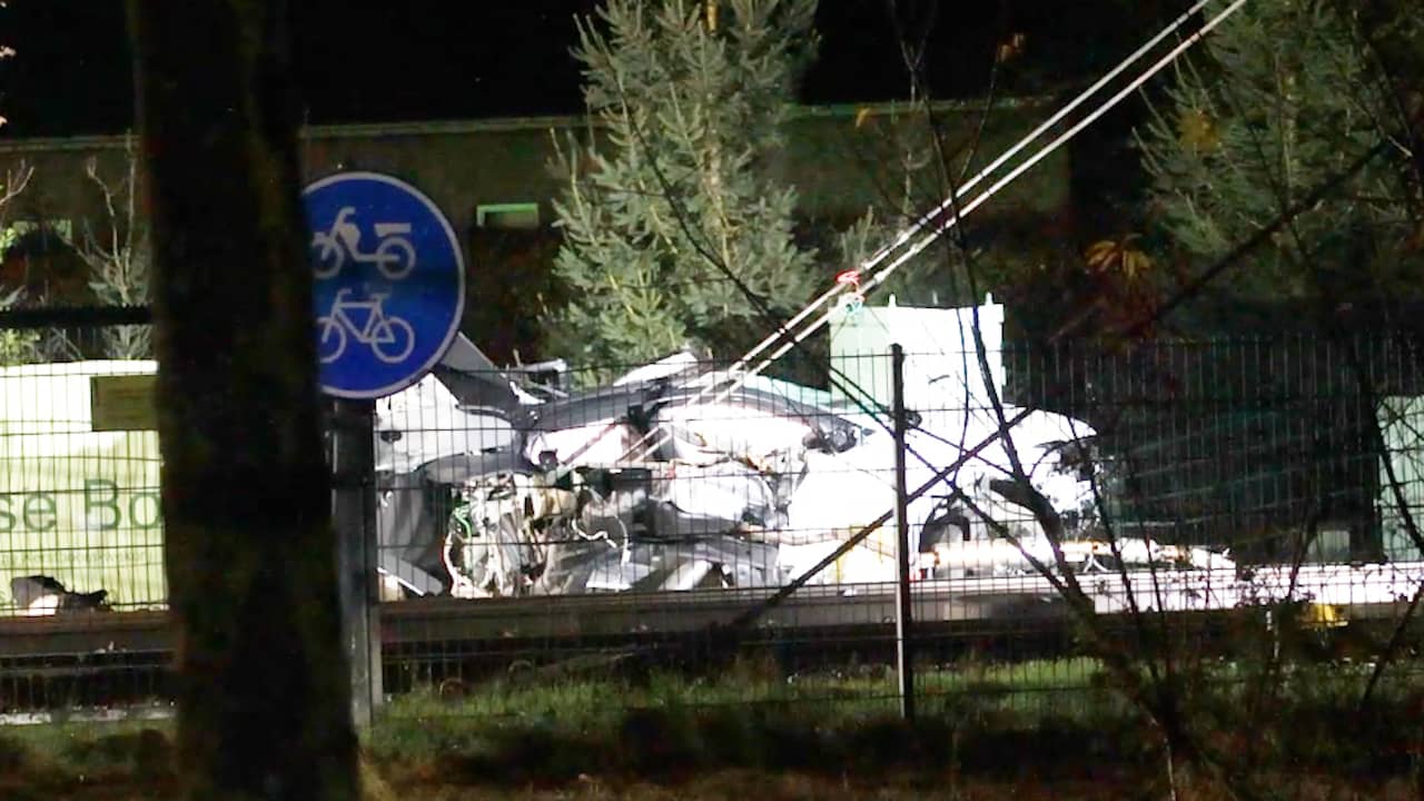 Autowrak ligt naast spoor na botsing met trein in Berghem | NU.nl