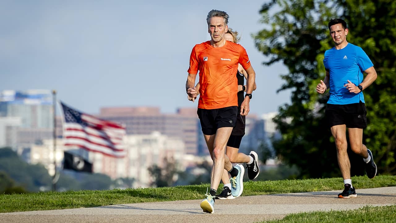 Premier Schoof liep zondag halve marathon van Amsterdam onder ...