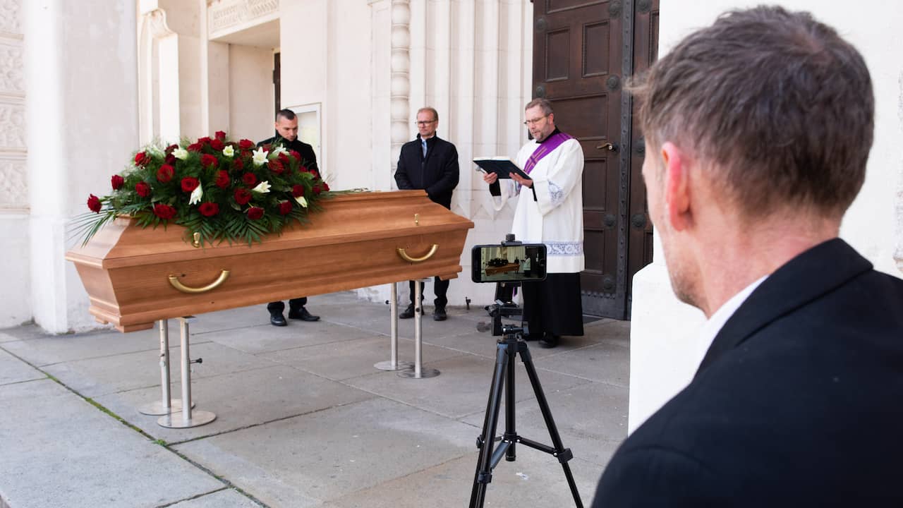 Kleine bijeenkomsten door corona: uitvaarten vaker via livestream ...