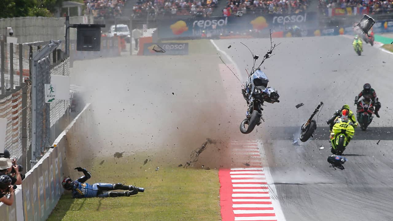 Motor van Álex Márquez vliegt door de lucht na crash op motorcircuit in ...