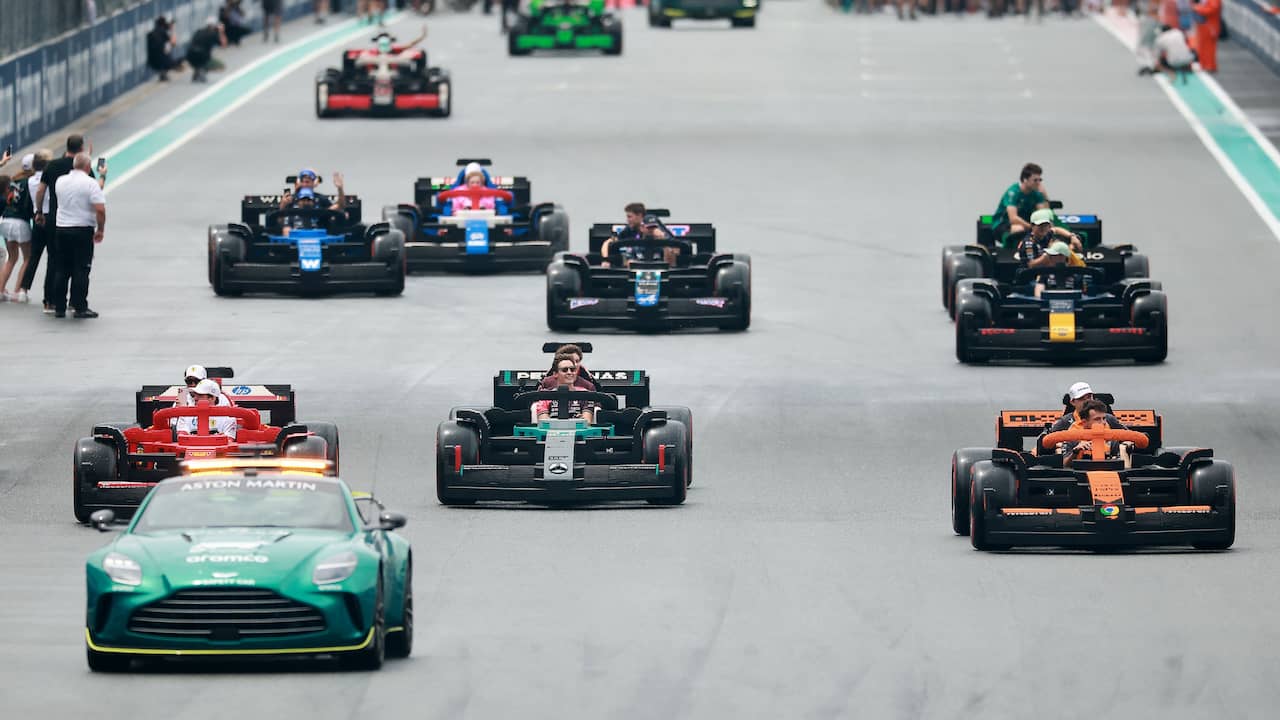 F1-coureurs in levensgrote LEGO-auto's bij rijdersparade in Miami ...