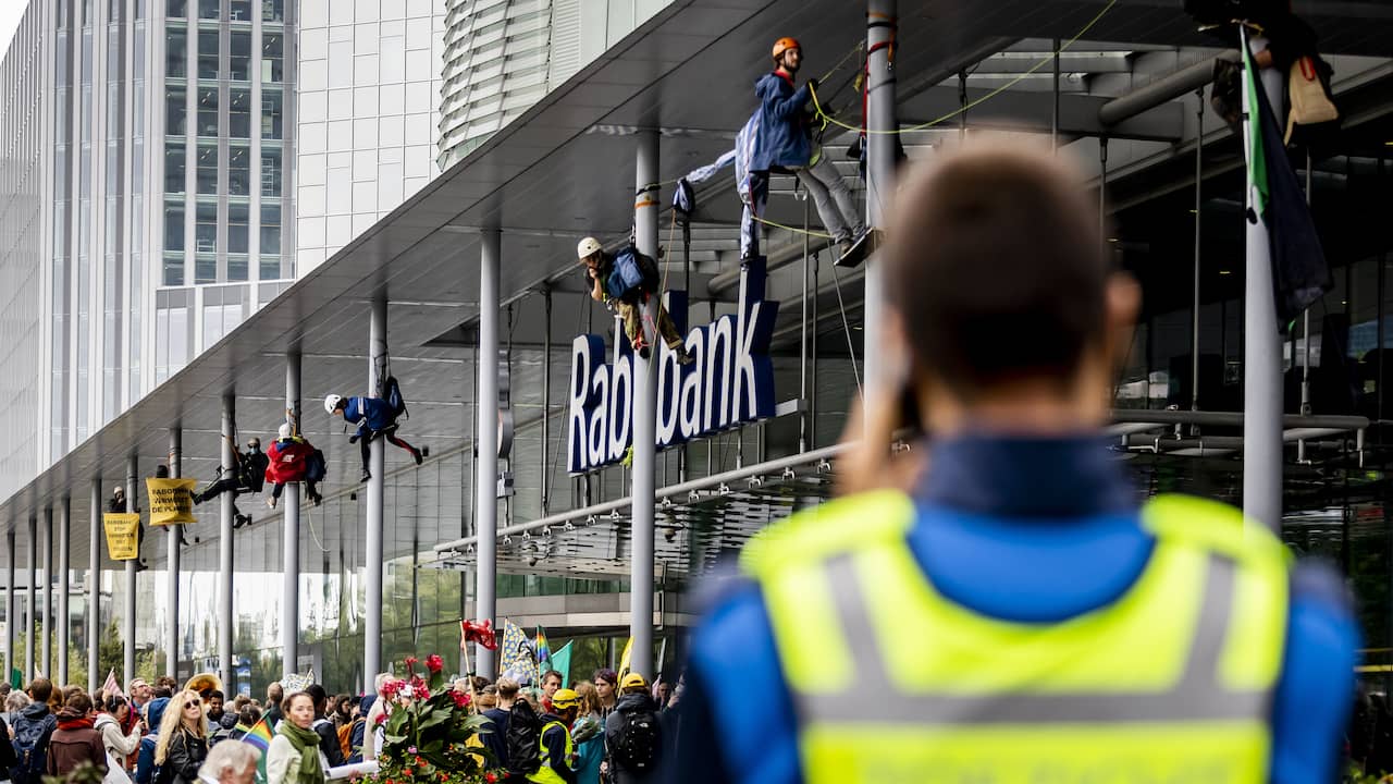 Rabobank-medewerkers kunnen pand Utrecht niet in door klimaatblokkade ...