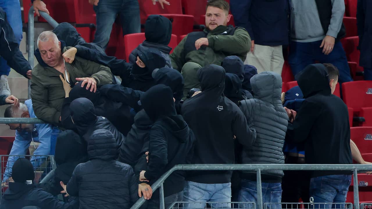 AZ-fans breken door hek en vallen West Ham-aanhang aan op hoofdtribune | Voetbal | NU.nl
