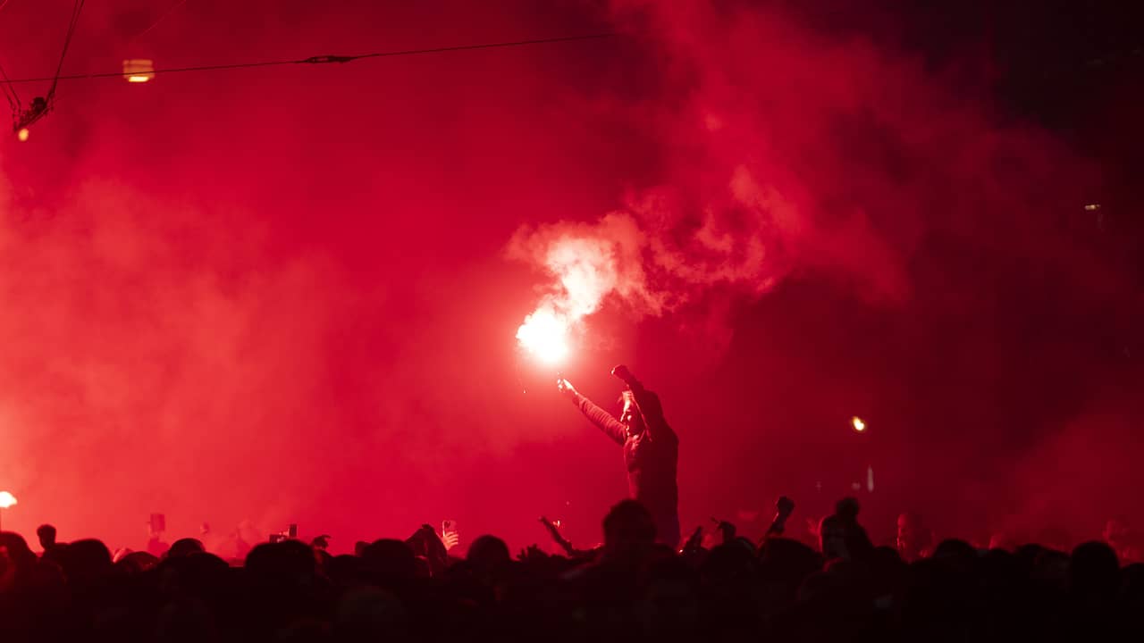 Live Champions League | Fakkels en vuurwerk bij ArenA ondanks verbod ...
