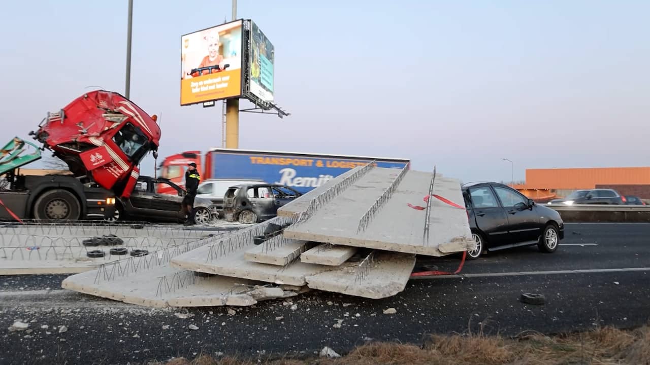 A2 richting Utrecht dicht na ongeval waarbij twee voertuigen in brand ...