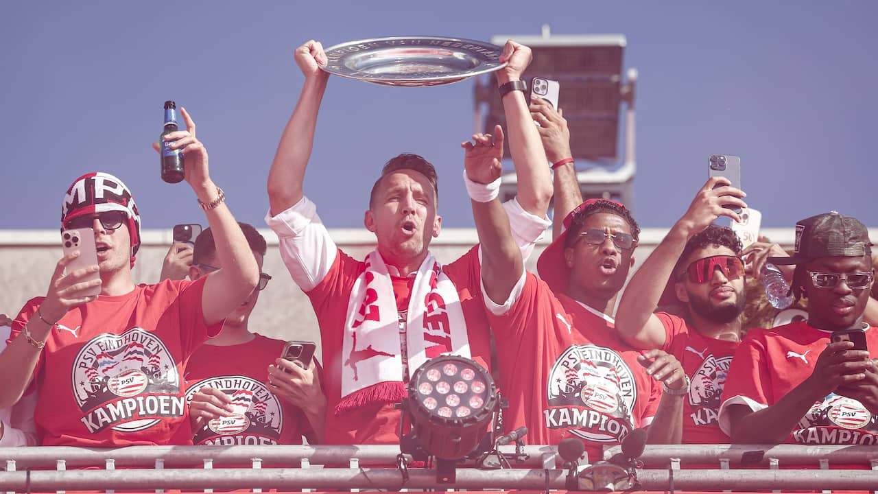 Live huldiging PSV | Spelers vieren titel met uitzinnige menigte op ...