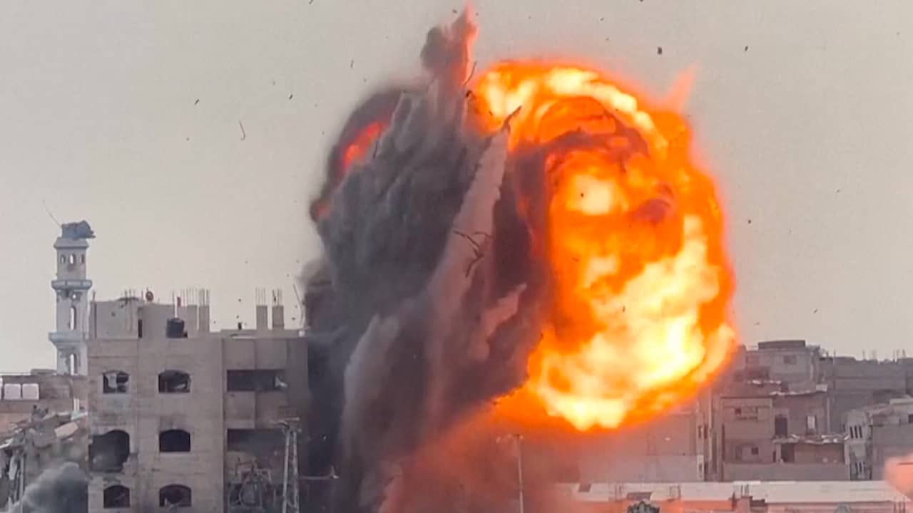 Journalist filmt moment dat Israëlische bom inslaat in Gaza-Stad | NU.nl