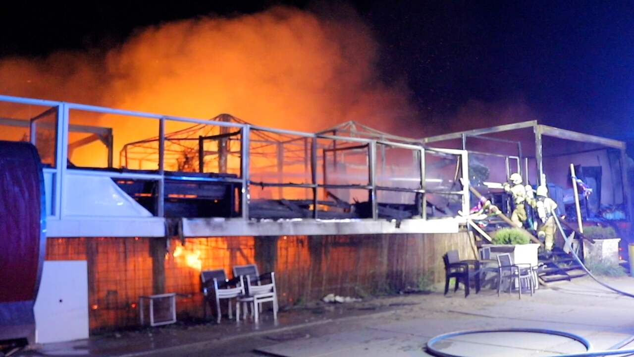 Strandtent in Ouddorp volledig uitgebrand | NU.nl
