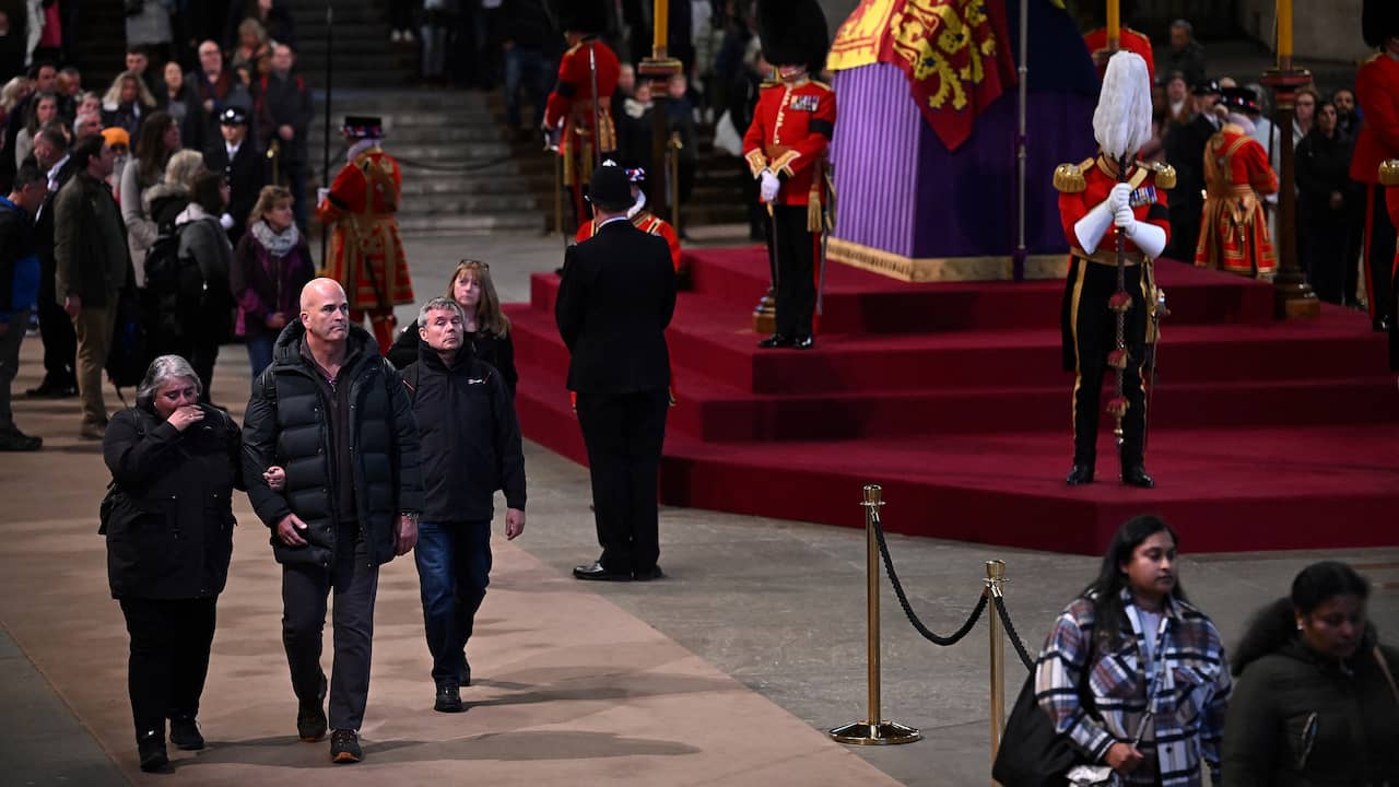 Onrust in rij voor Elizabeth: man probeert kist te raken, ander ...