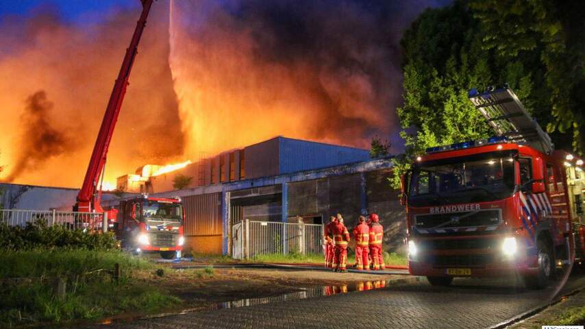 Grote brand bij hennepverwerker in Oude Pekela, scholen blijven dicht ...