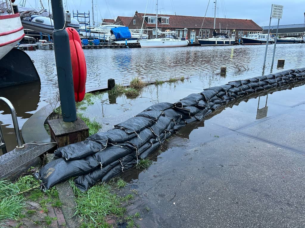 Schip bij Westervoort losgetrokken, vaarweg weer vrij - NU.nl