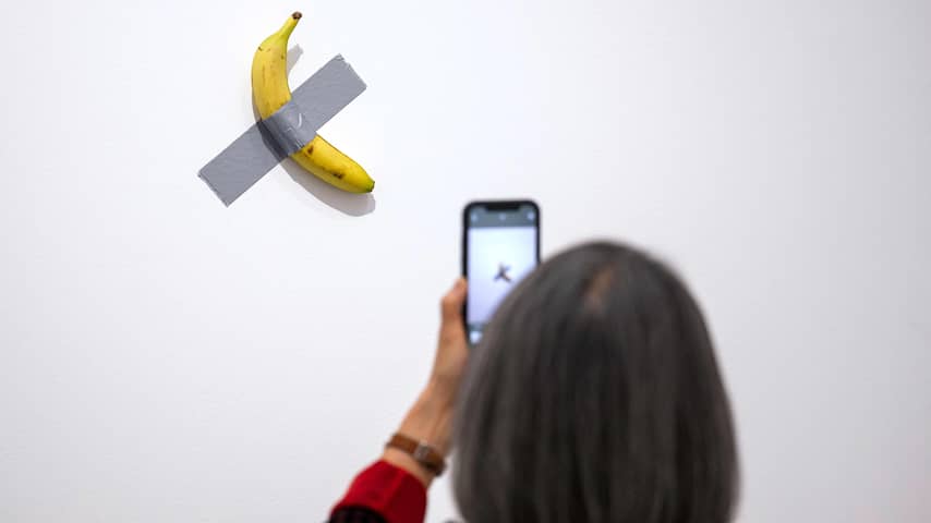 Frans museum meldt diefstal van banaan die met tape op muur was geplakt ...