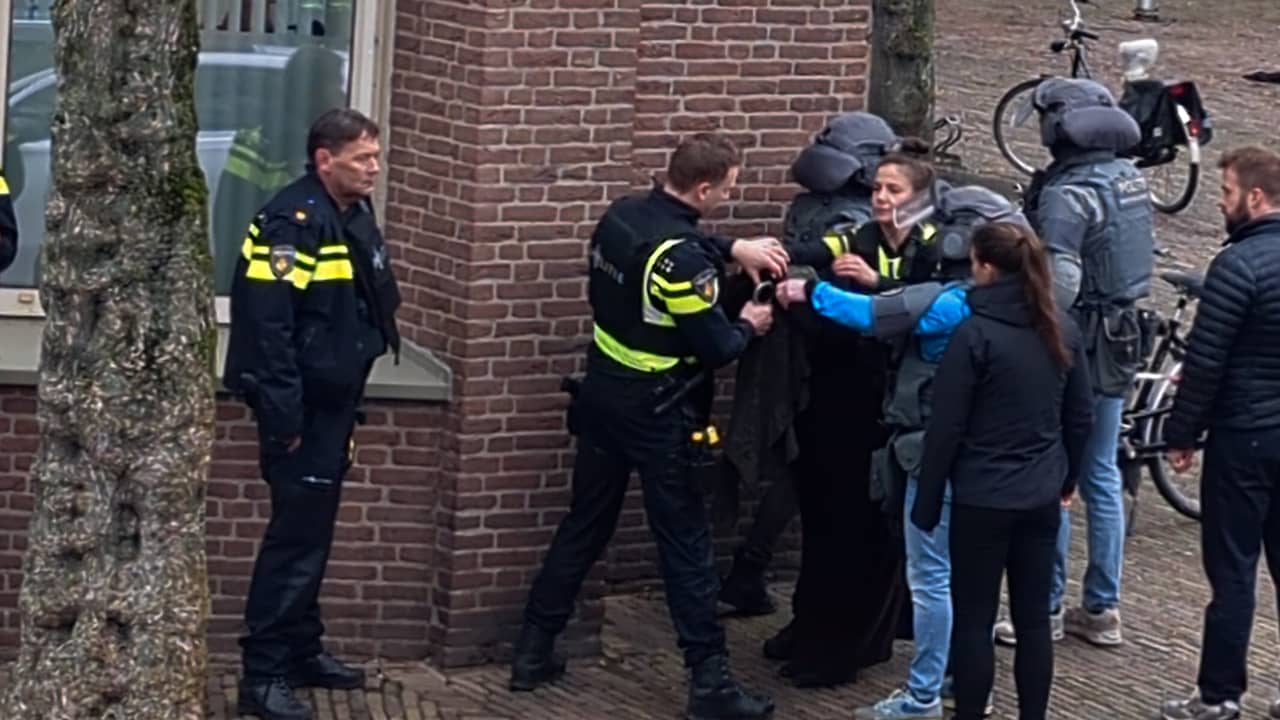 Politie pakt vrouw op na verdachte situatie bij bureau in Utrecht | NU.nl