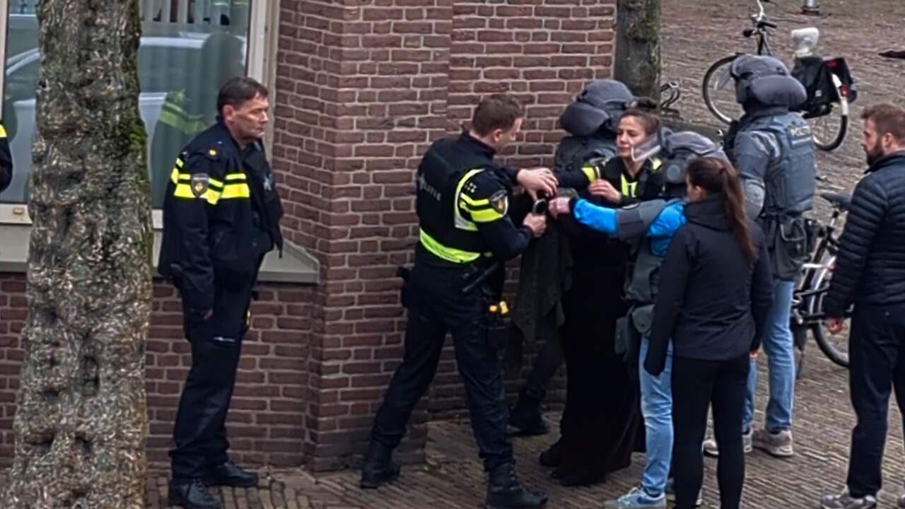 Vrouw opgepakt na verdachte situatie in politiebureau Utrecht, gevaar geweken | Binnenland | NU.nl