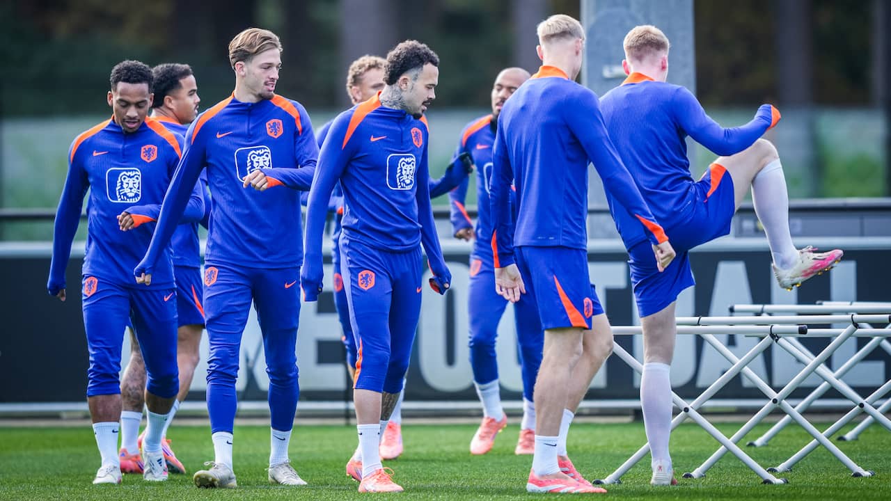 Valente en Emegha trainen voor het eerst met Oranje: 'Mijn vader is trots' | Voetbal | NU.nl