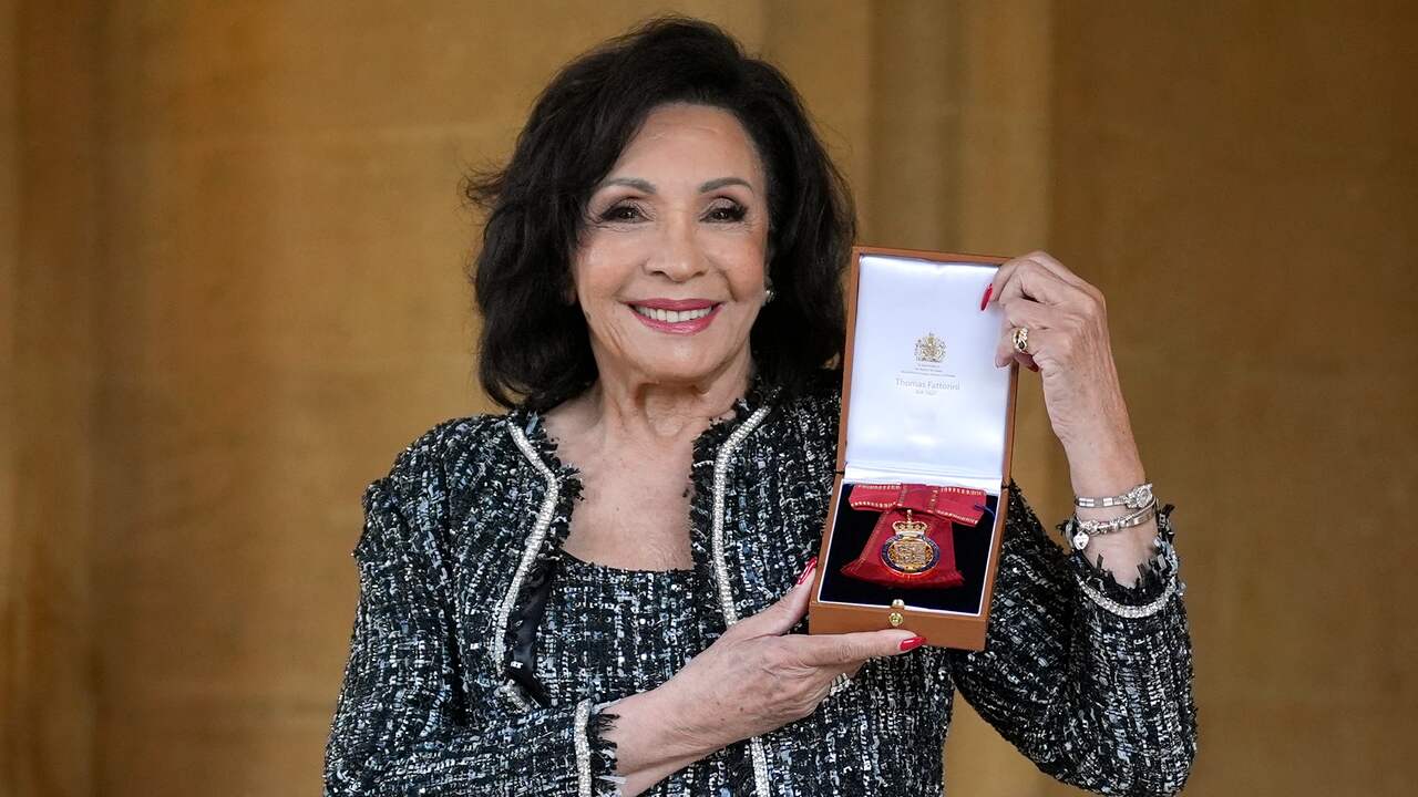 Shirley Bassey ontvangt van koning Charles hoge ridderorde | Muziek | NU.nl
