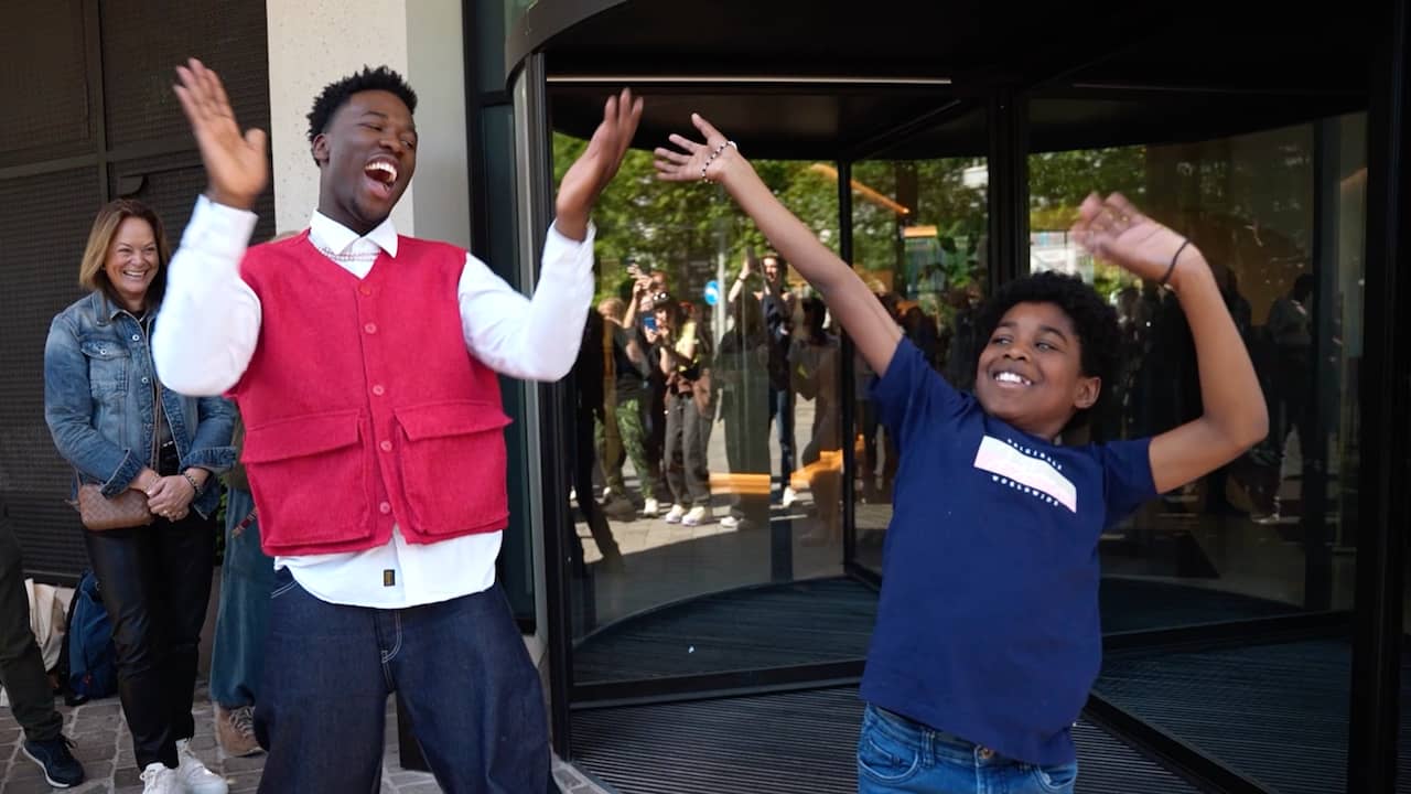 'Mini-Claude' is in Bazel en danst met zanger: 'Trots op grote vriend ...