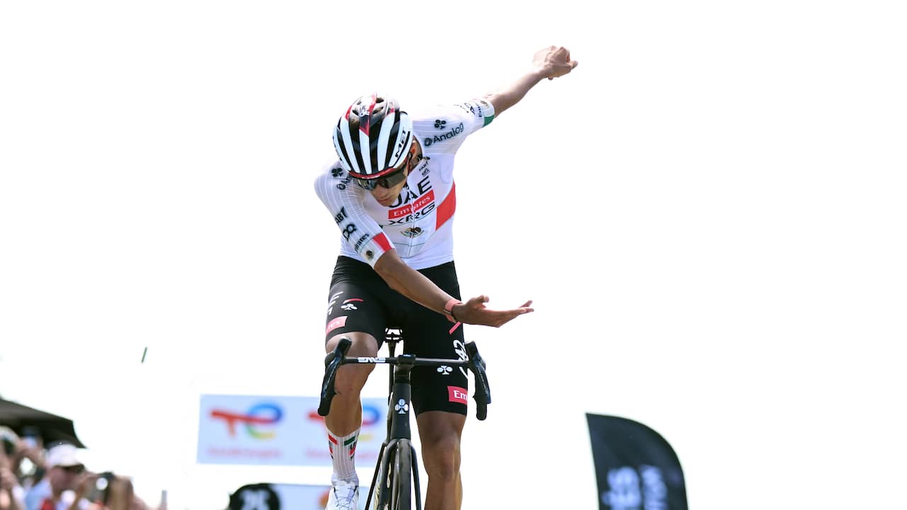 Del Toro wint zware bergrit in Tour Auvergne, toptalent Seixas pijnlijk ...
