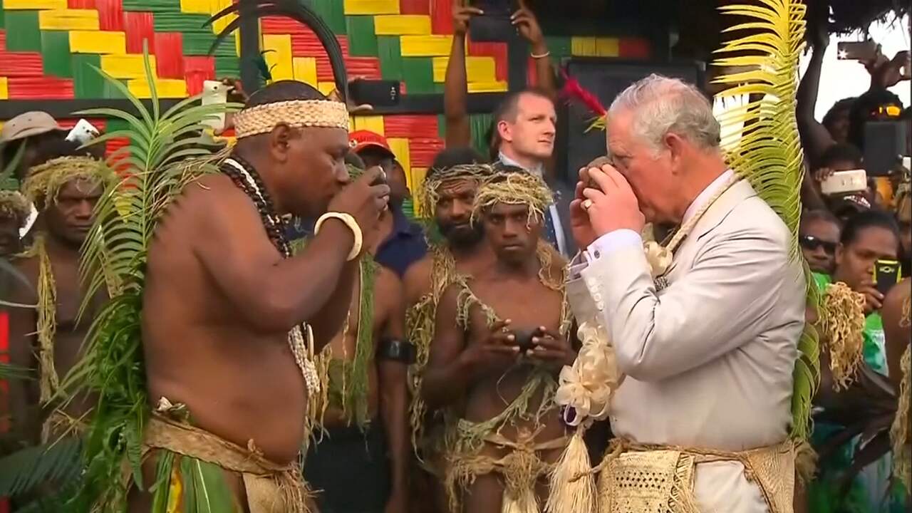 Prins Charles tot erelid benoemd van stam op eiland Vanuatu ...