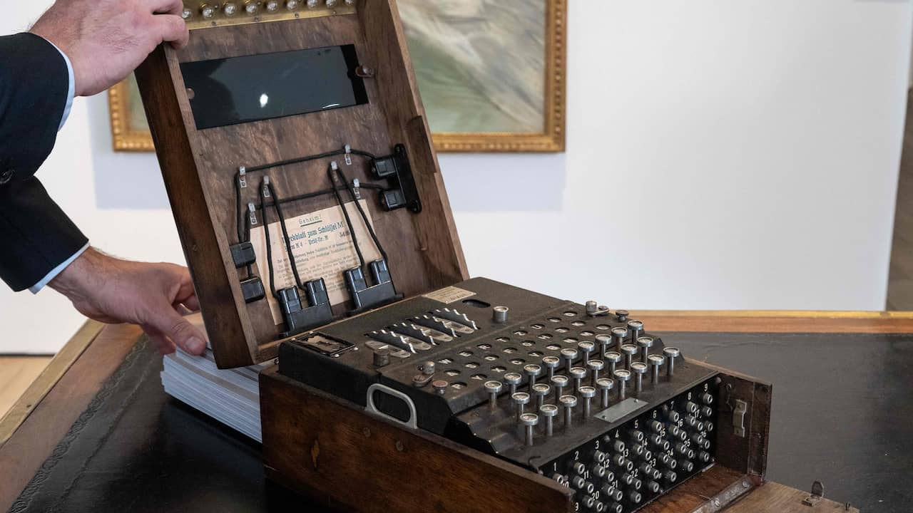 Door Alan Turing gekraakte nazicodeermachine Enigma voor half miljoen ...