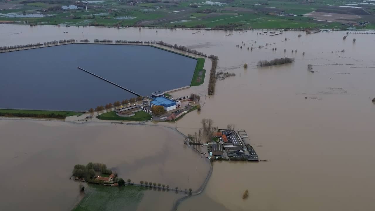 Dronebeelden tonen omvang wateroverlast in West-Vlaanderen | NU.nl