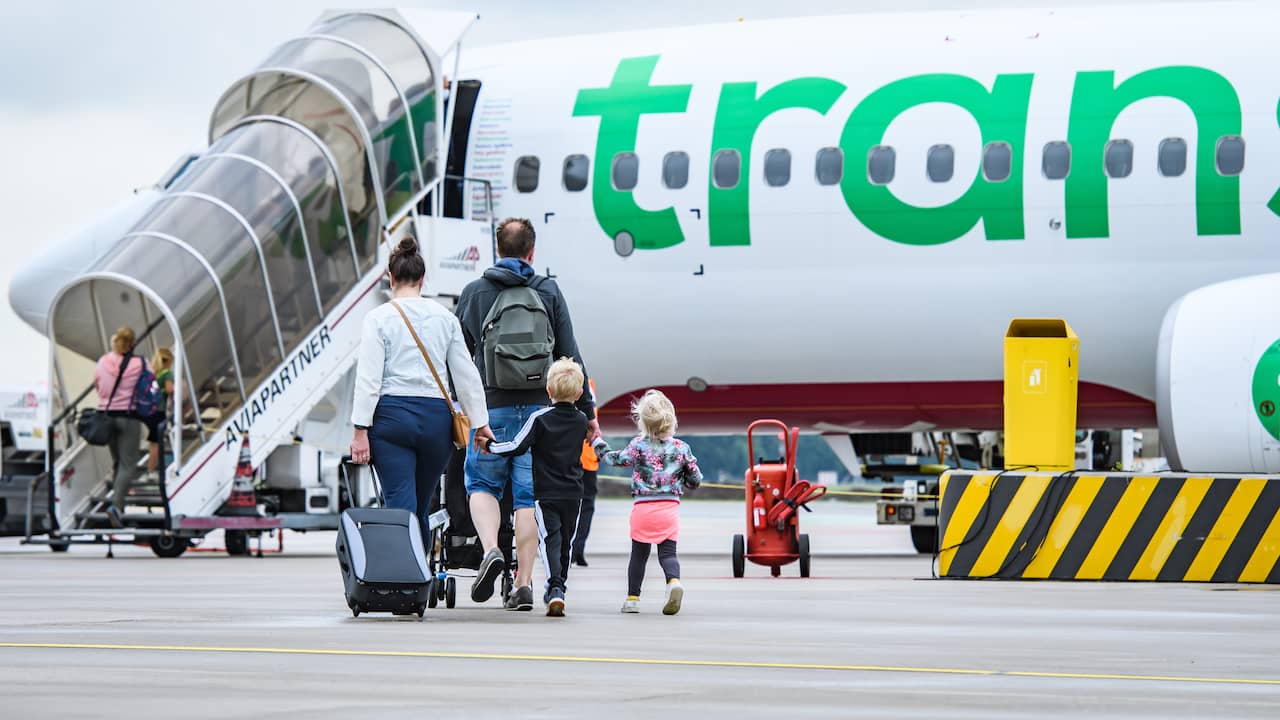 Transavia gaat bezuinigen en sluit ontslagen niet uit: 'Kerosine ...