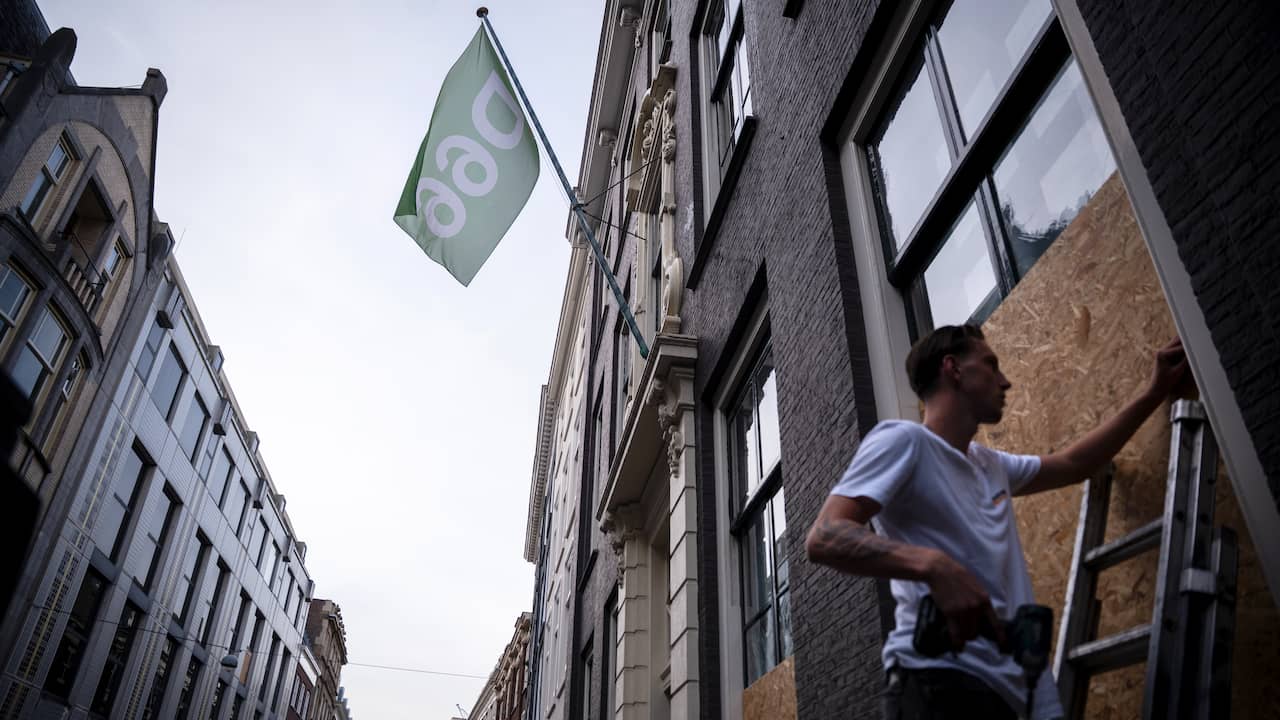 Kabinet spreekt tot ergernis oppositie niet van politiek geweld bij Haagse rellen | Politiek | NU.nl