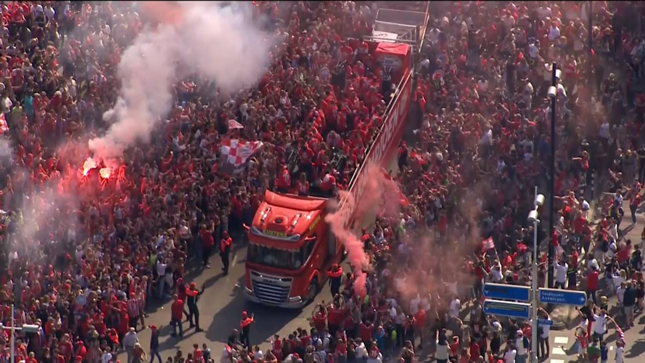 Platte kar vol PSV-spelers wurmt zich door Eindhoven | NU.nl