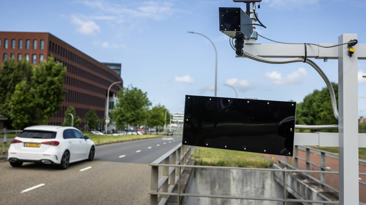 Focusflitser straft telefoongebruik achter stuur af: al ruim 12.000 ...