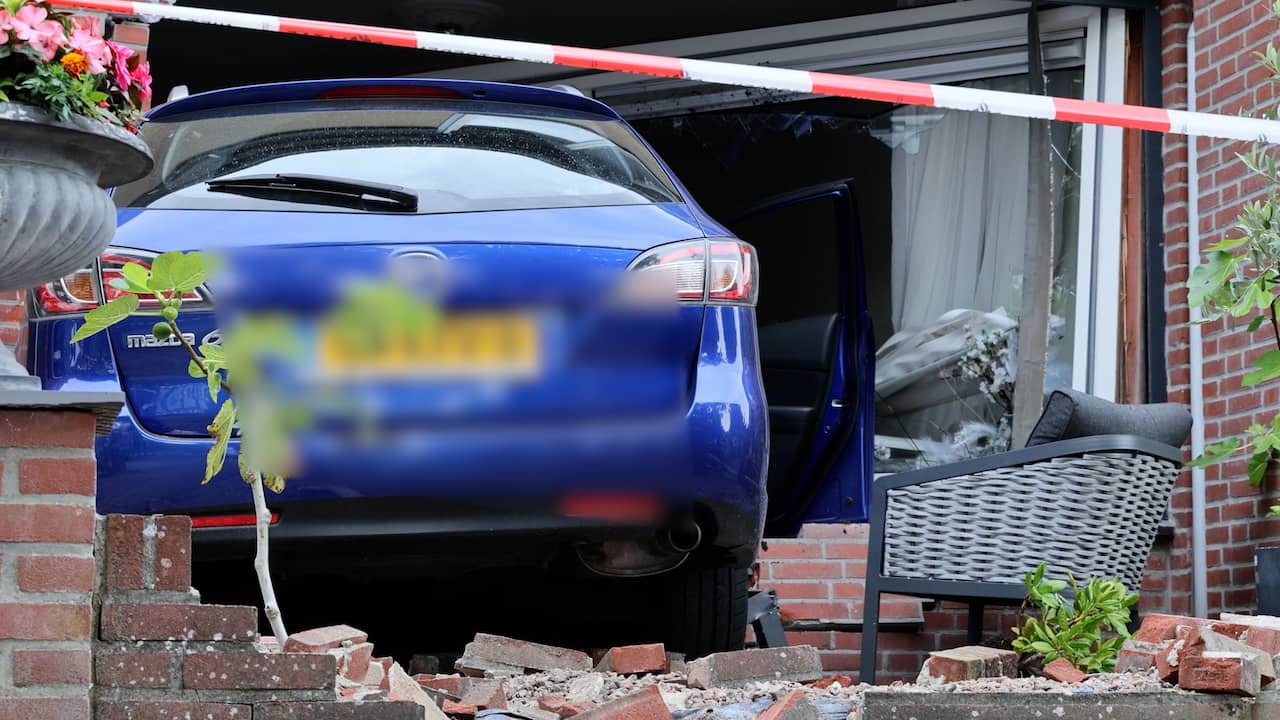 Gevel in puin nadat kind huis binnenrijdt in Hengelo | NU.nl