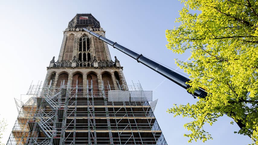 Domtoren in Utrecht krijgt na vijf jaar eindelijk wijzerplaten terug ...