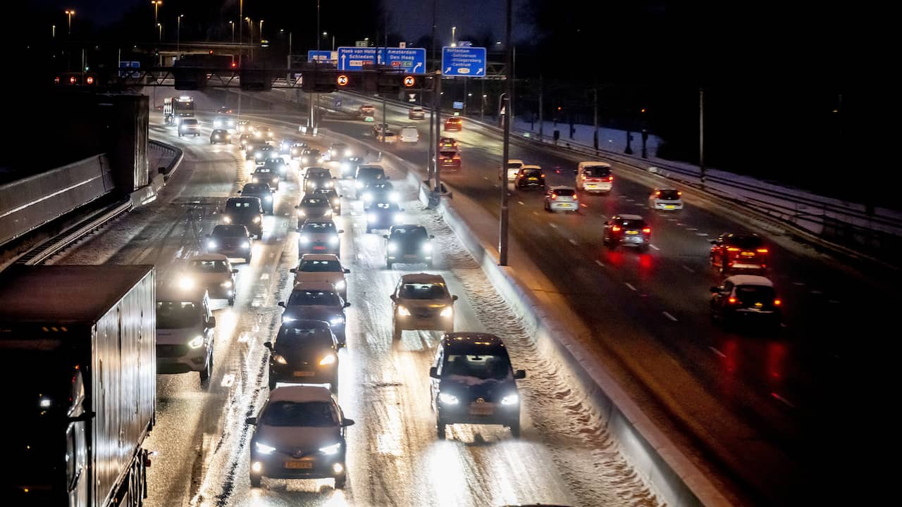 Live winterweer | Rijkswaterstaat: 'Ga tijdens code oranje niet de weg ...