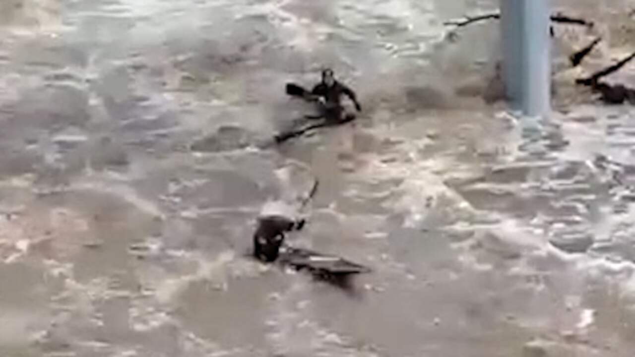 Waaghalzen kajakken op kolkende rivier in Australië | NU.nl