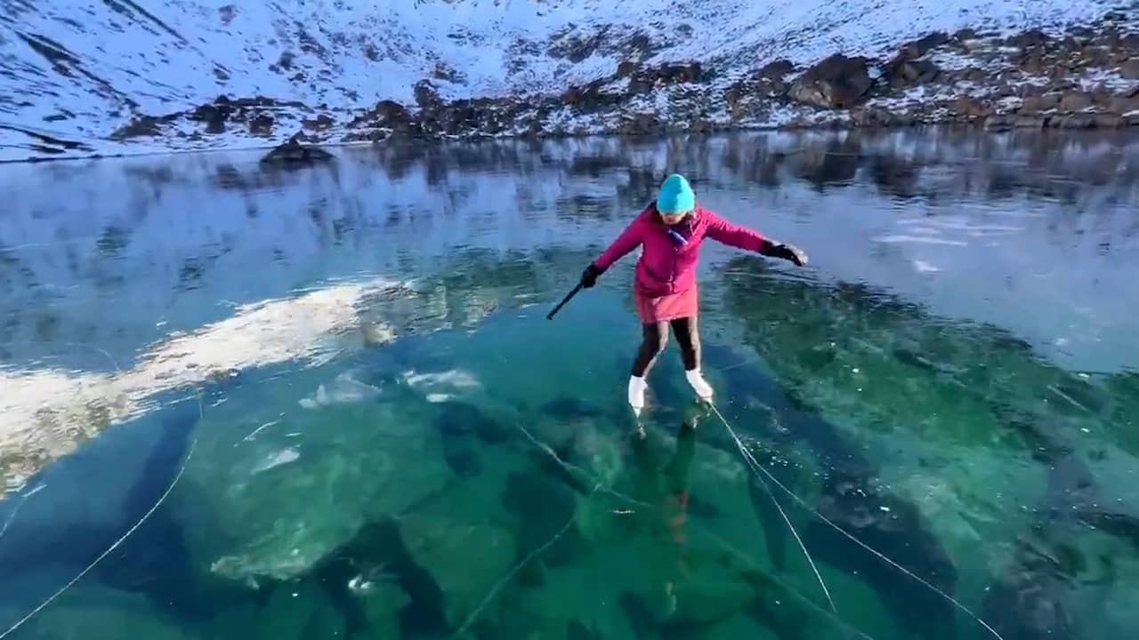 Glashelder ijs van bevroren meer in Alaska levert prachtige beelden op ...