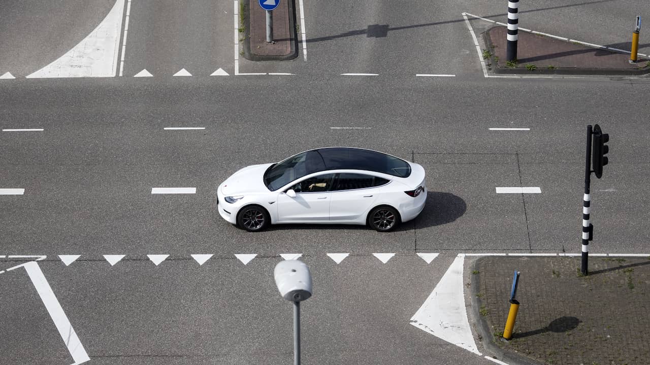 Tesla's met zelfrijdende software mogen openbare weg op in Nederland ...