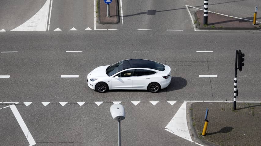 Tesla's met zelfrijdende software mogen openbare weg op in Nederland ...