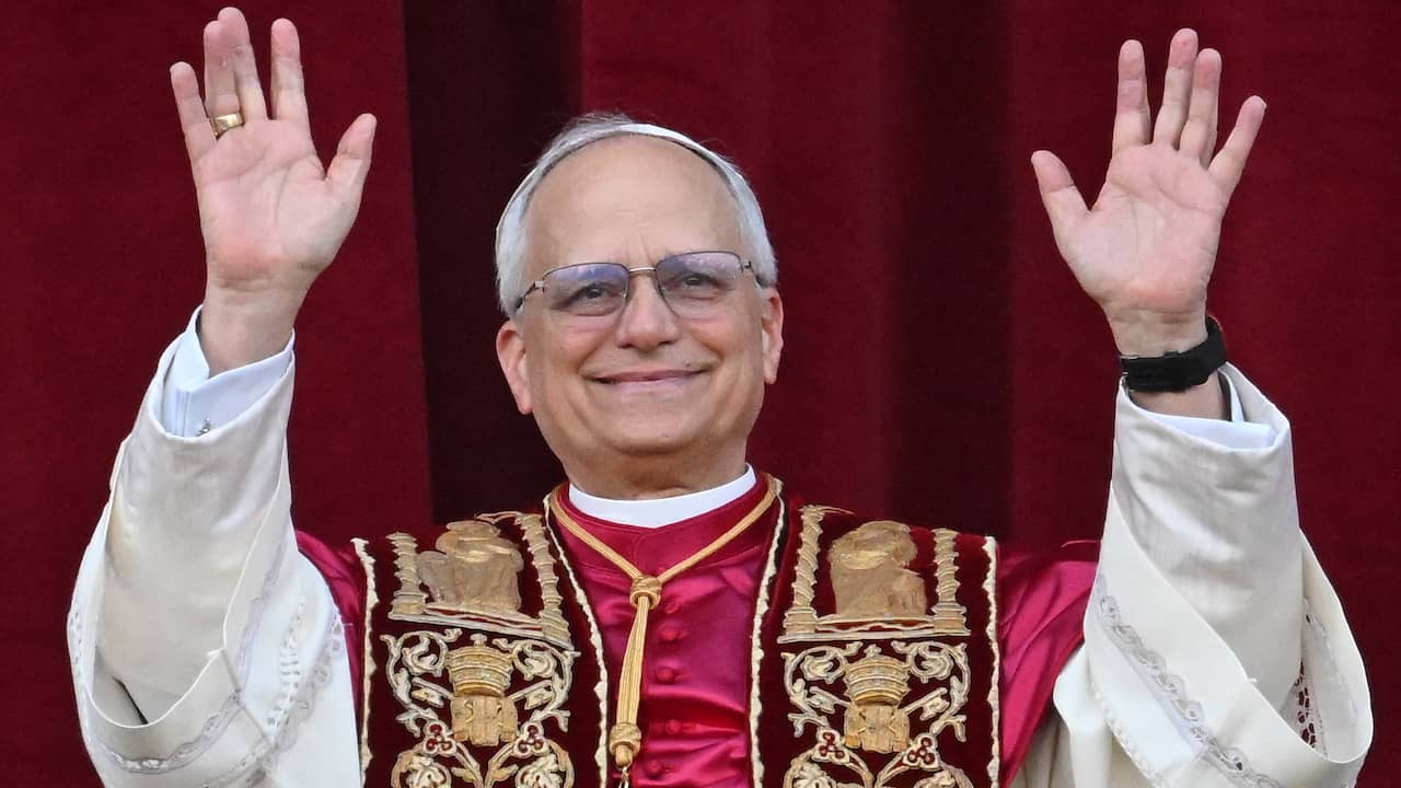 Nieuwe paus in eerste mis: 'Moeten ons laten gelden met daden, niet met ...