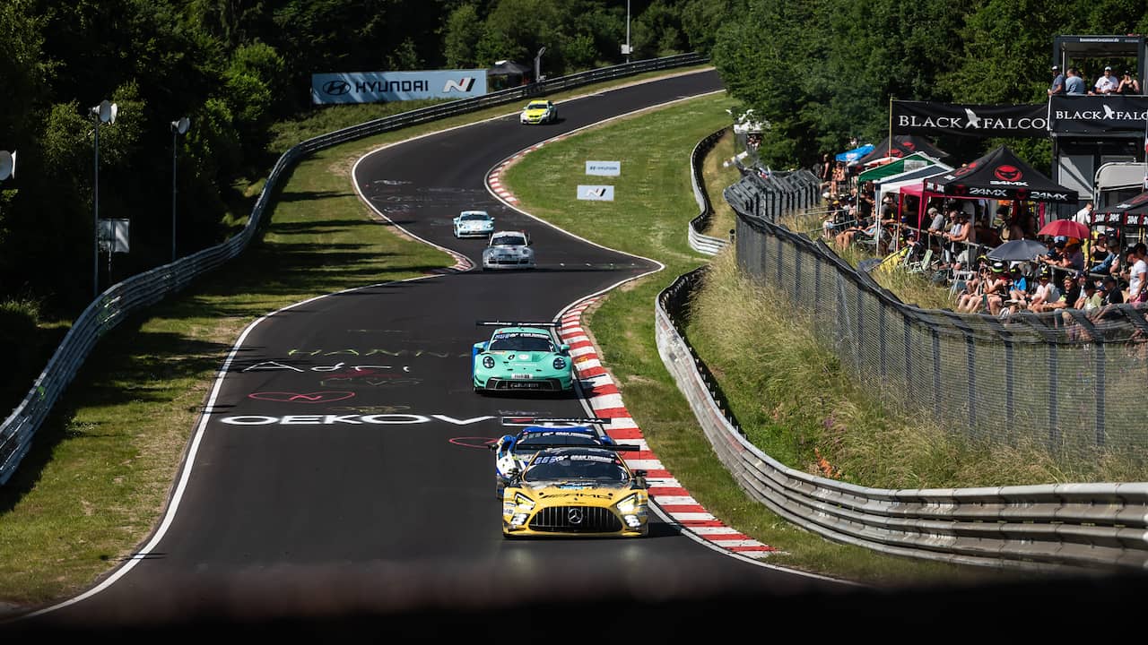 Coureur overleden bij kwalificatierace Nürburgring waar Verstappen aan ...