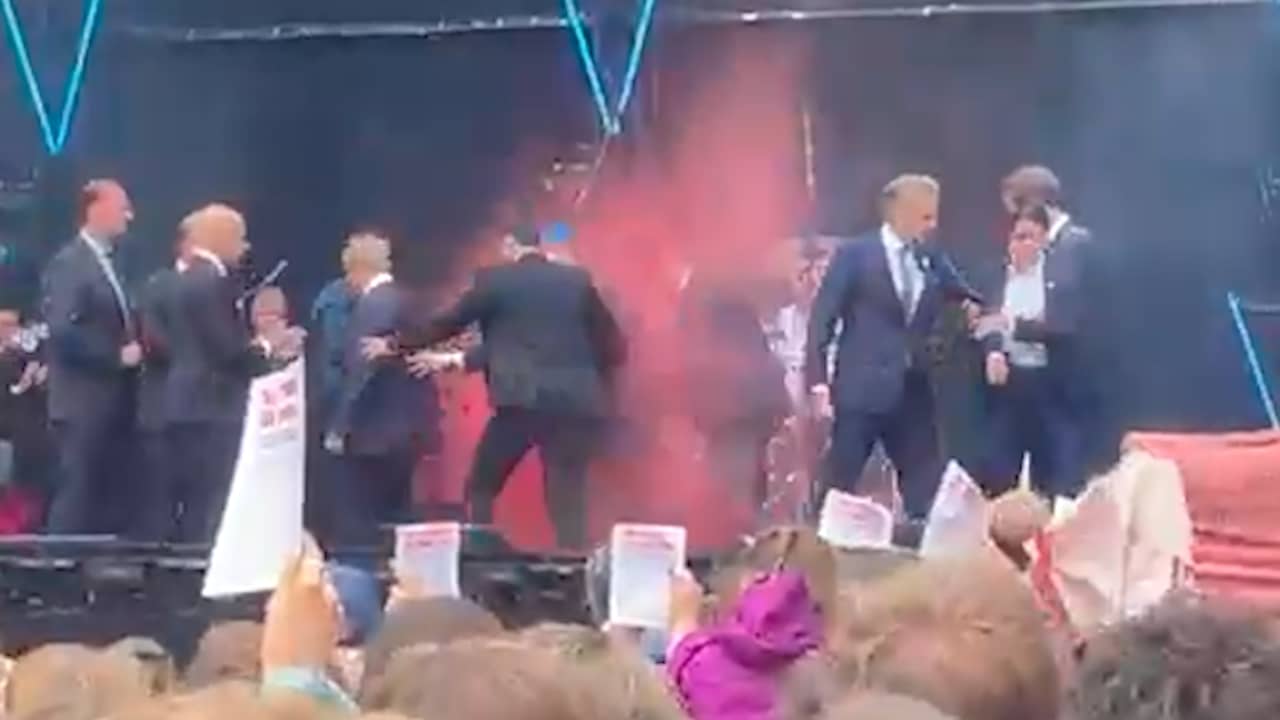 Betoger gooit rookbom naar Schoof na bevrijdingsspeech | NU.nl