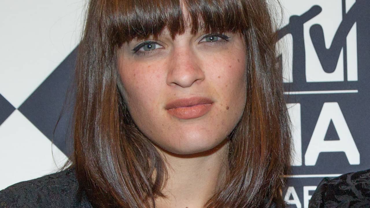 Bella Hay krijgt 'jeuk aan haar schenen' van alle Volendamse muziek ...