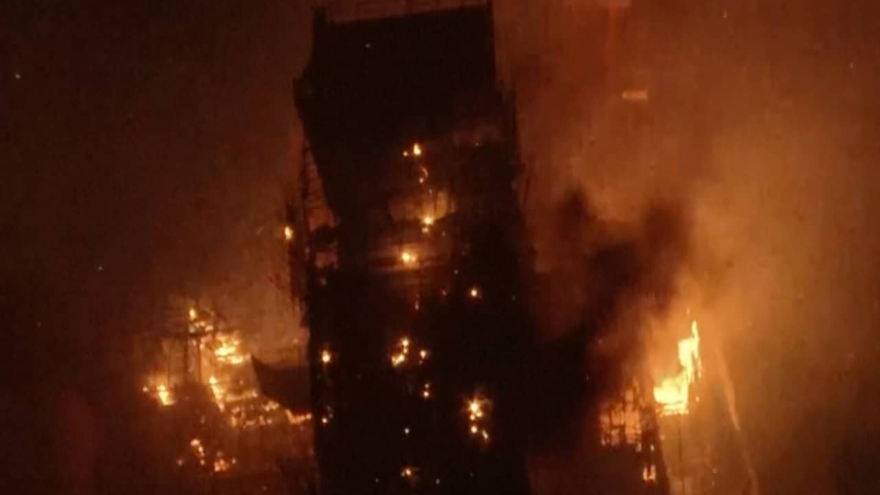 Enorme brand verwoest bouwplaats in Hongkong | NU.nl