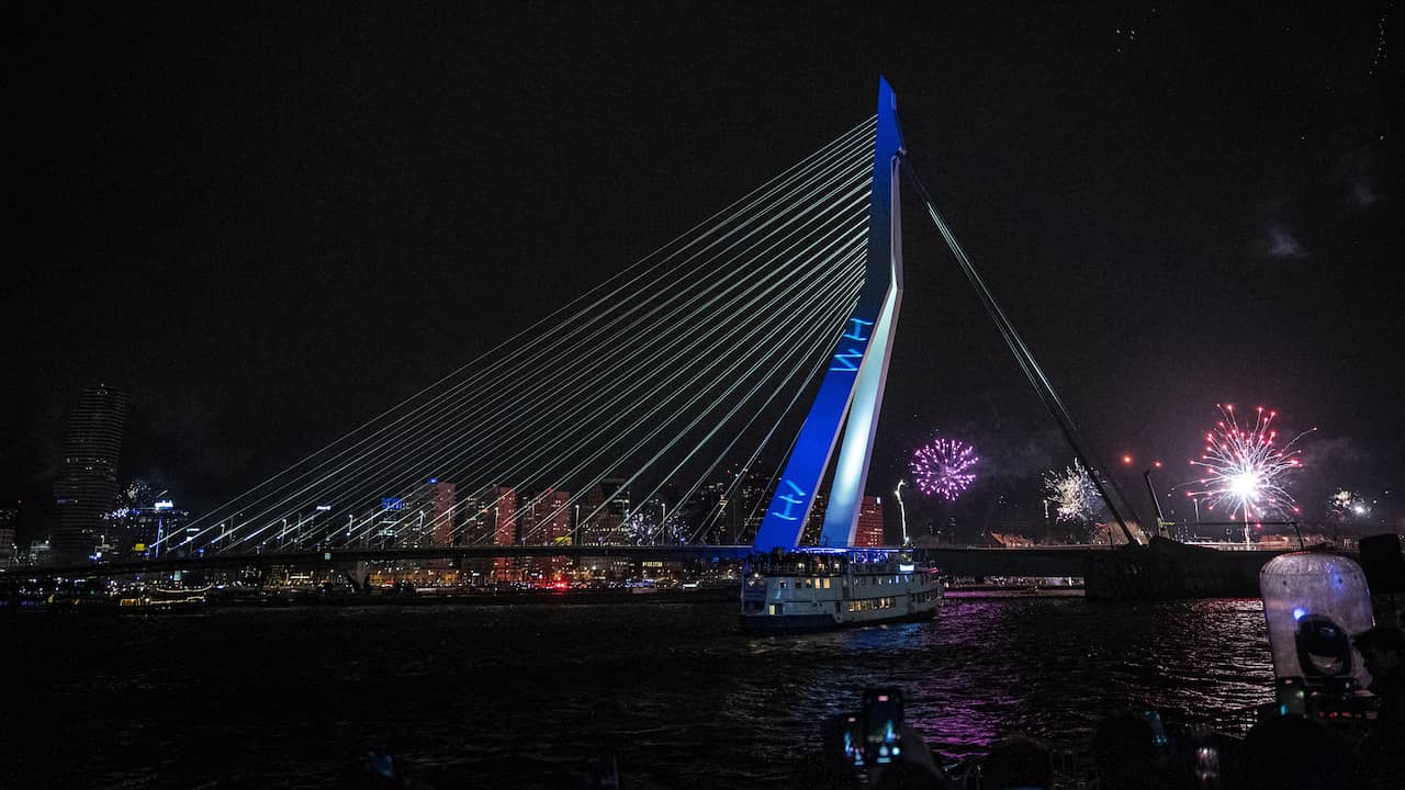 Zes maanden cel voor projecteren racistische teksten op Erasmusbrug ...