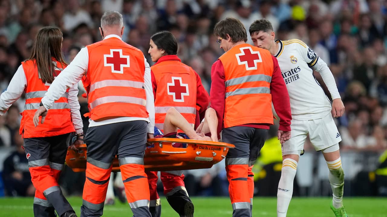 Frenkie de Jong onder luid applaus per brancard van het veld | NU.nl