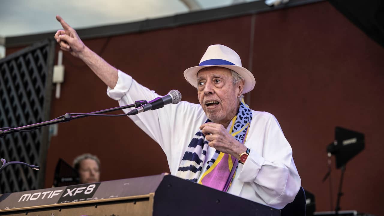 Mas Que Nada-zanger en Grammy-winnaar Sérgio Mendes (83) overleden ...