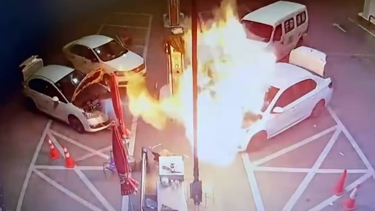 Pompbediende ontsnapt aan plotselinge autobrand in China | NU.nl
